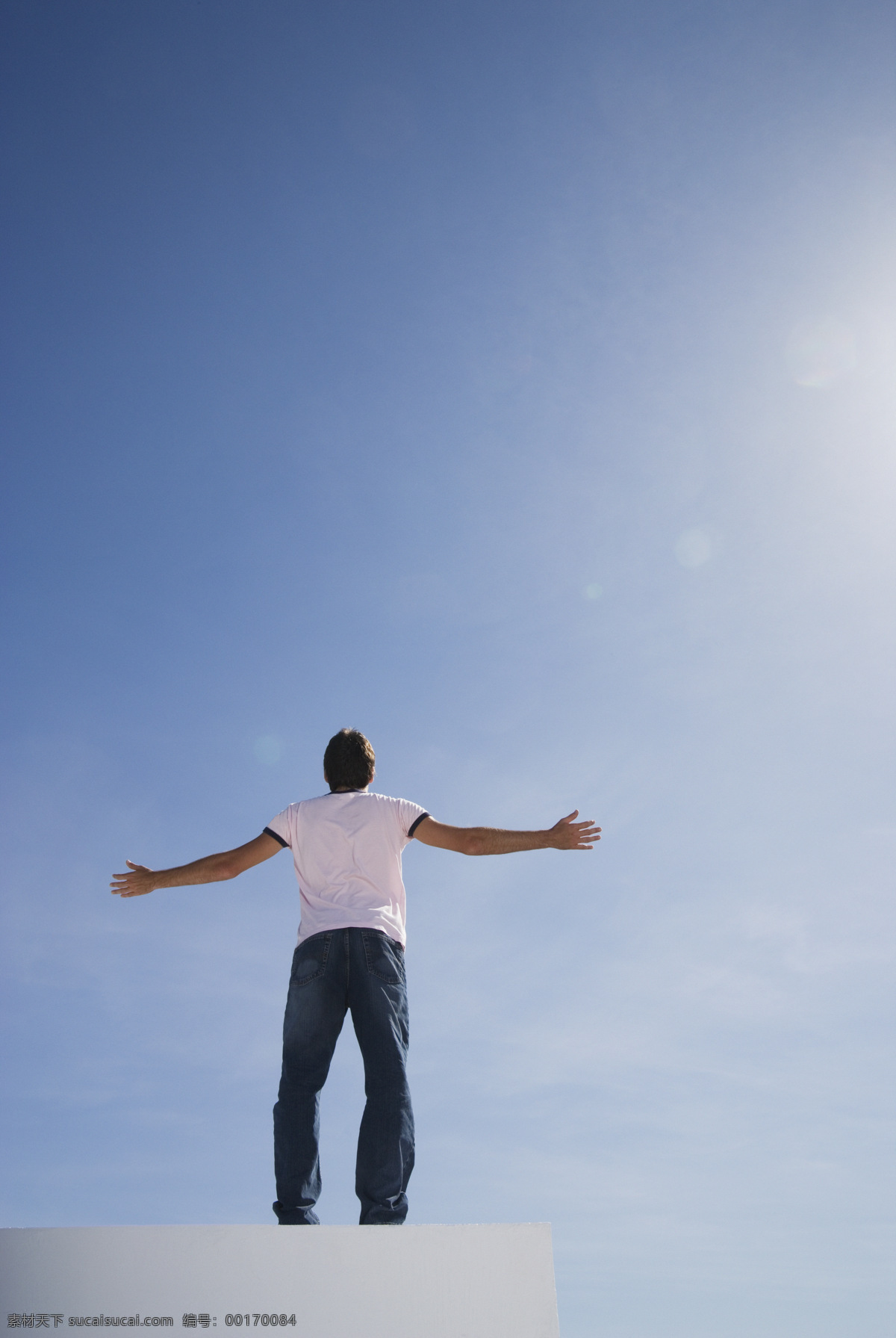 张开双臂的休闲男人背影素材图片下载-素材编号00170084-素材天下图库
